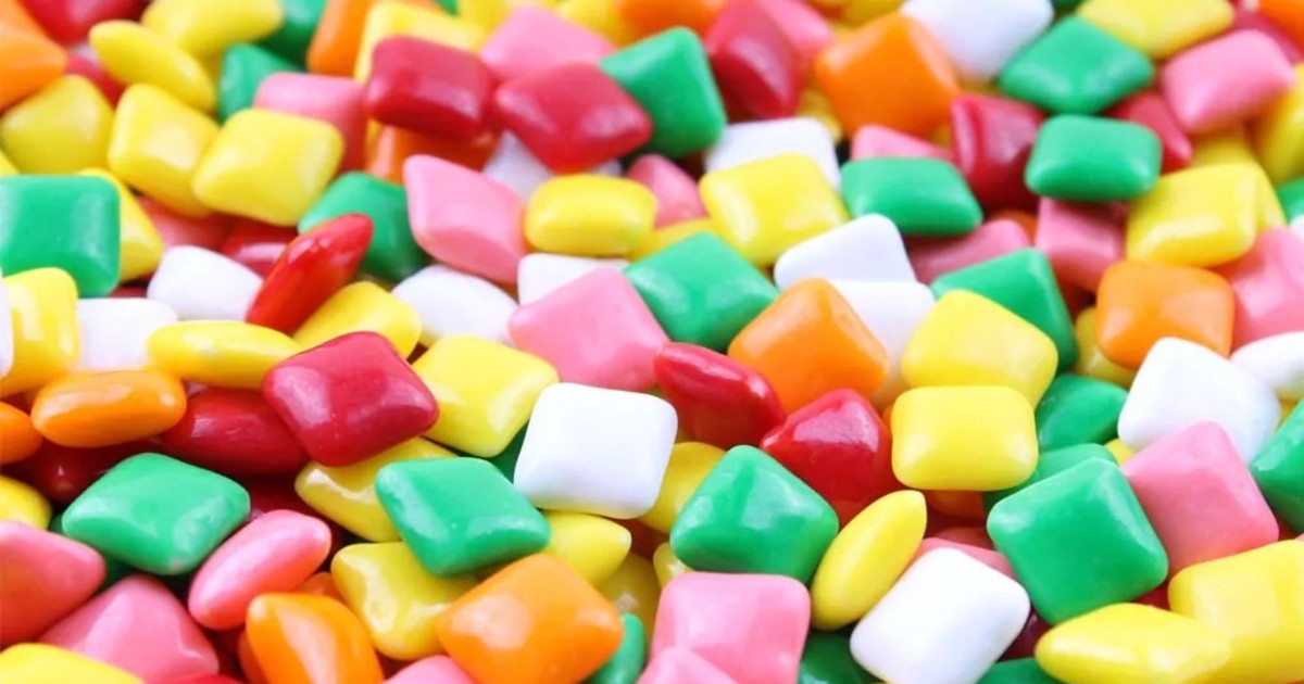 Los chicles liberan microplásticos en la saliva y, cuando se tiran, al ...