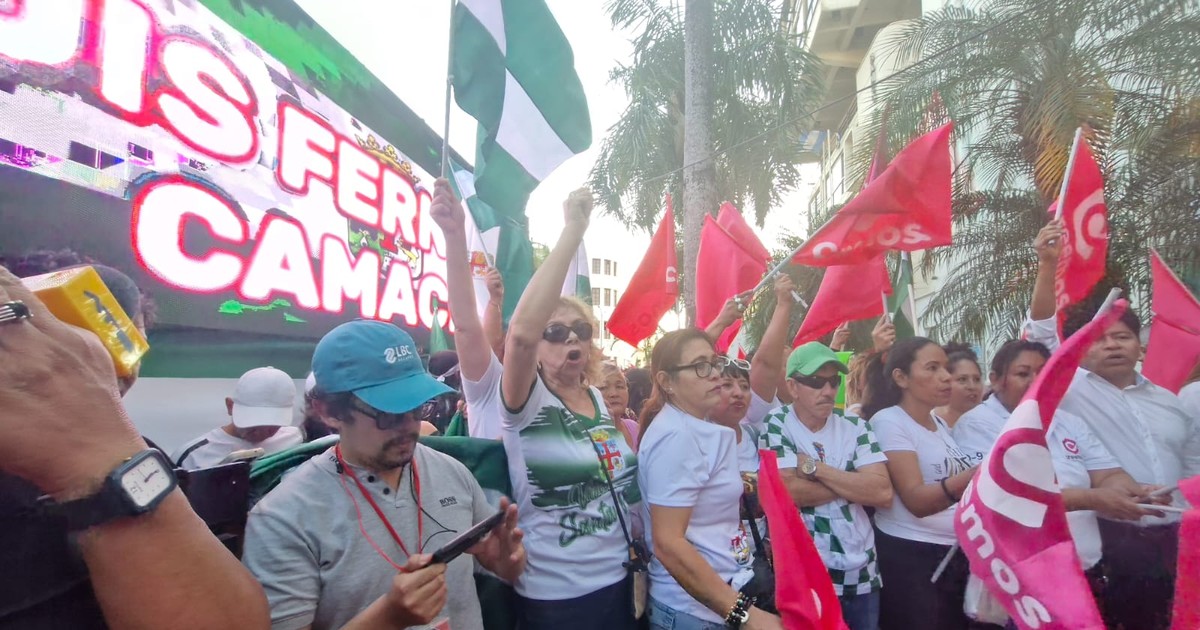 Bajo un ambiente de fiesta, miles de personas esperan a Camacho en la ...